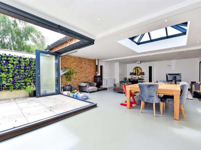 A fully furnished and stylish home in a much sought after town centre location