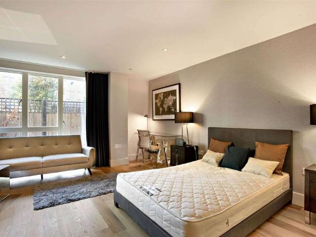 A fully furnished studio apartment in a central Cambridge development
