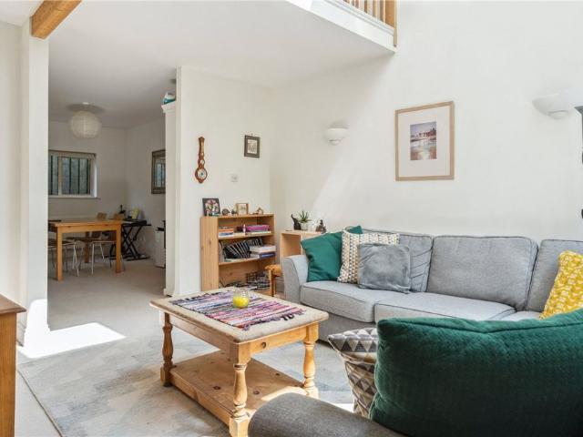 A furnished modern, light and spacious mid terrace house just a short walk from Headington High Street