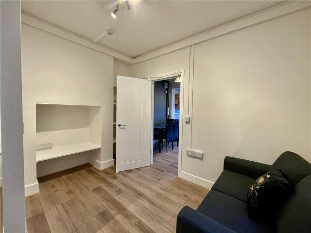 A furnished one bedroom apartment with a private garden and a private access. Situated just north of the Summertown shops