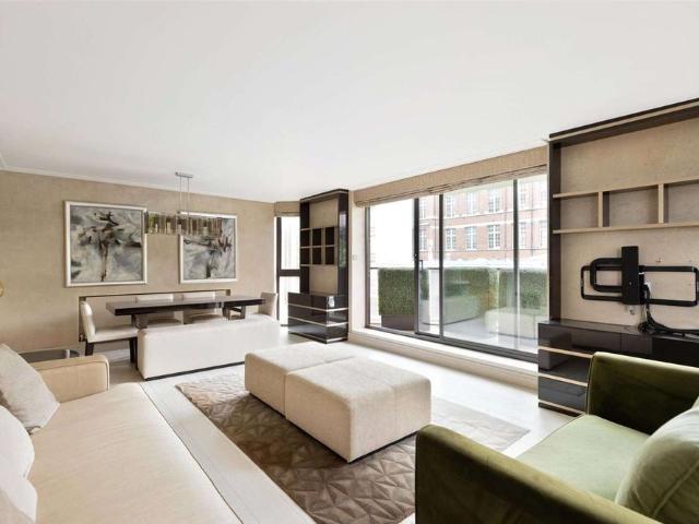 A fabulous bright and spacious 3 bedroom apartment moments from Kensington Olympia