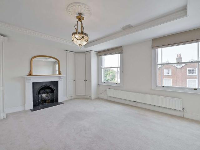 A fabulous five bedroom period townhouse situated in the heart of Windsor Town Centre