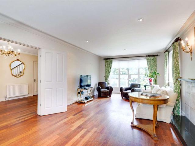 A fabulous four bedroom family house with an exceptional garden