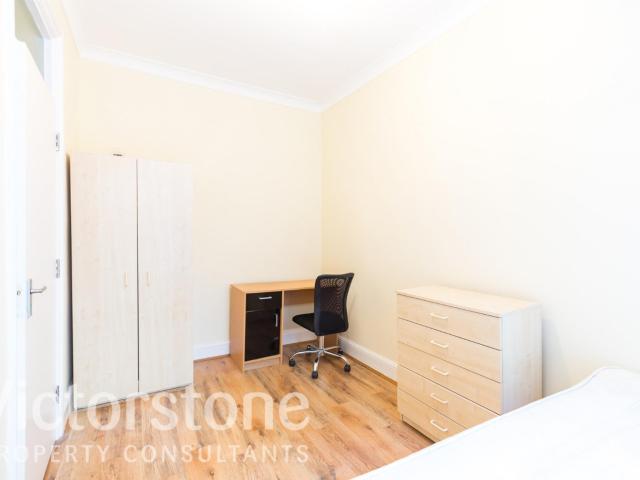 A Fabulous Three Bedroom Flat in Camden, NW1, Perfect for Students and Professionals to Make Home!