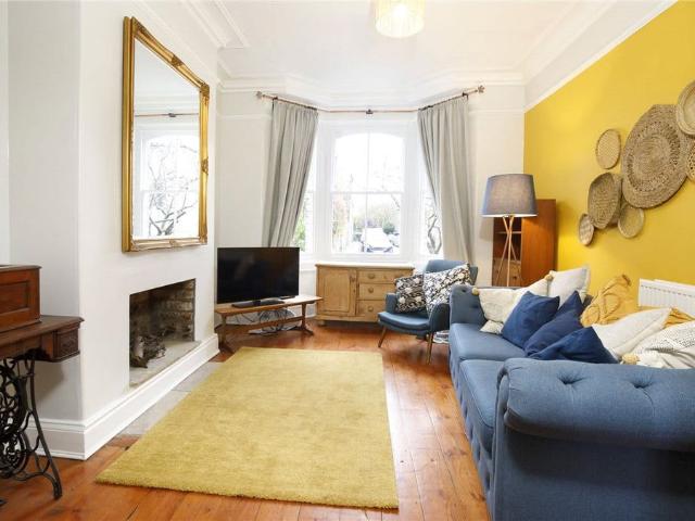 A fabulous three bedroom furnished period townhouse situated in one of York's most sought after areas, close to Bishopthorpe Road and York Racecourse