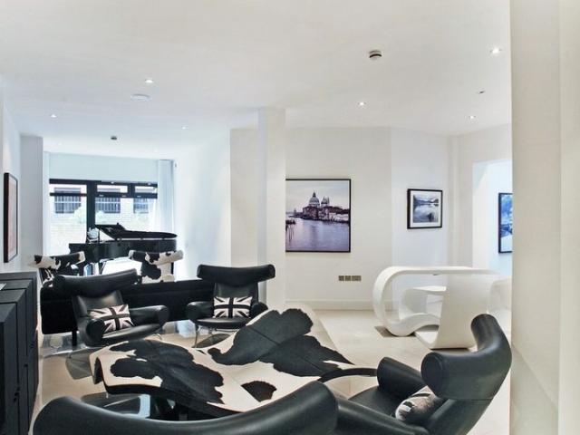 A fantastic 1350 sq ft two bedroom two bathroom apartment offering luxury fixtures and fittings throughout and an abundance of flexible living space located moments from the River