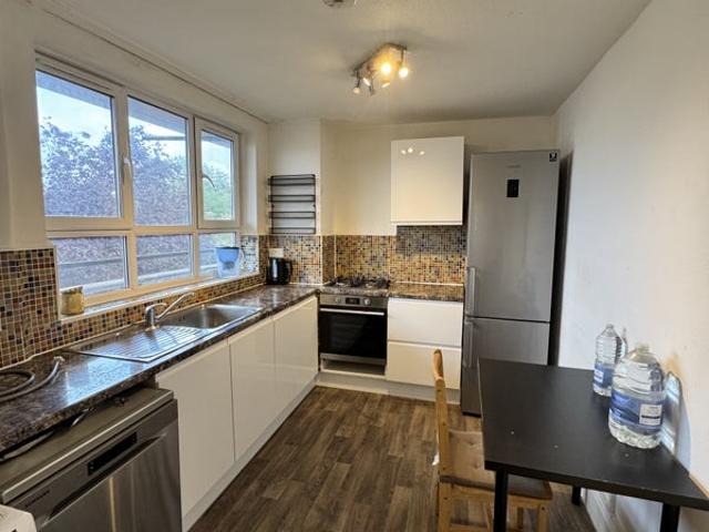 A fantastic 3 double bedroom flat is available in