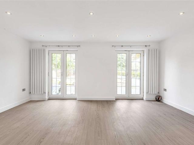 A fantastic five bedroom home which has just been renovated, benefitting with off street parking. Located close to Wimbledon Village and overlooking the AELTC