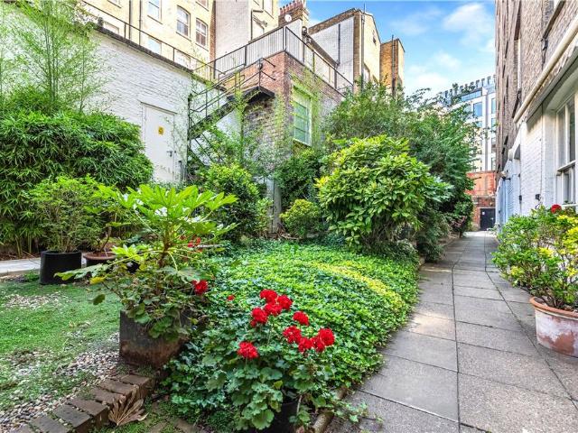 A fantastic newly updated two bedroom apartment in the heart of Knightsbridge. The well proportioned flat benefits from a large living space with an open plan kitchen, two double bedrooms and a communal patio accessible from the main bedroom. EPC rating C