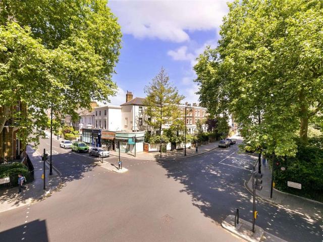 A fantastic one bedroom lateral apartment located on a popular street in Chelsea moments from all the local amenities