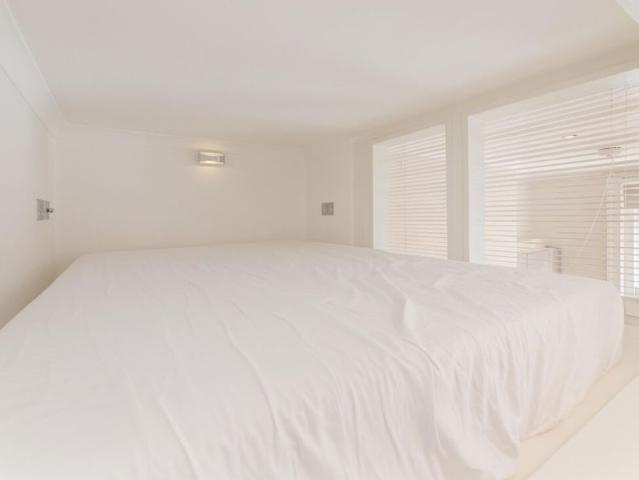 A fantastic opportunity to live in a stylish and well designed apartment, benefiting from a prime location and a range of high quality features and fittings