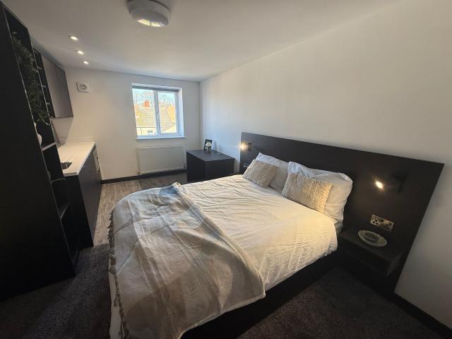 A fantastic opportunity to rent this stylish, fully furnished studio apartment located on Regent Street in the heart of Long Eaton