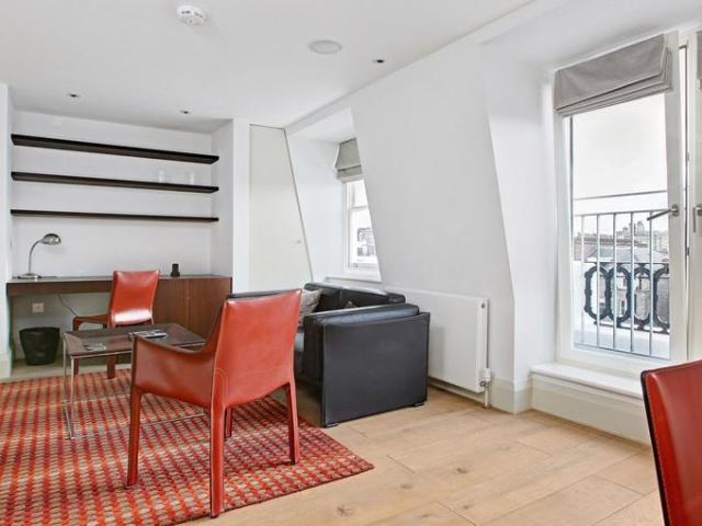A fantastic refurbished one bedroom property, perfectly located in the middle of the west terrace of Cranley Gardens overlooking communal gardens and close to the amenities of South Kensington and Gloucester Road