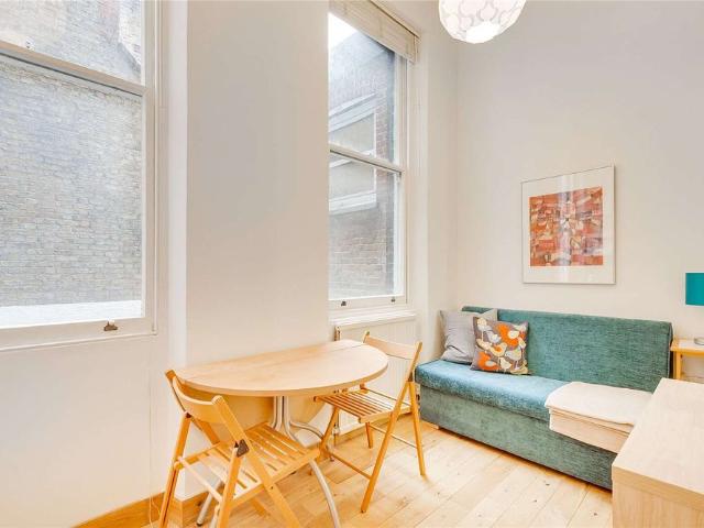 A fantastic studio apartment on Palace Court