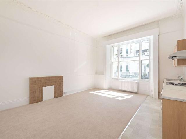 A fantastically located studio flat with shared bathroom facilities. The property has its own kitchenette