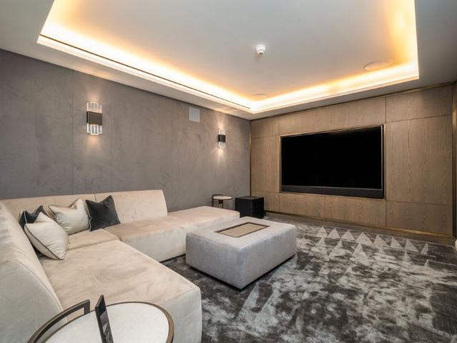 A Fifth Floor Apartment with Far Reaching Knightsbridge Views
