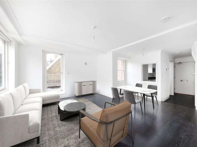 A first and second floor duplex apartment in a recently refurbished building benefitting from two bedrooms and one bathroom with wooden flooring and lift access