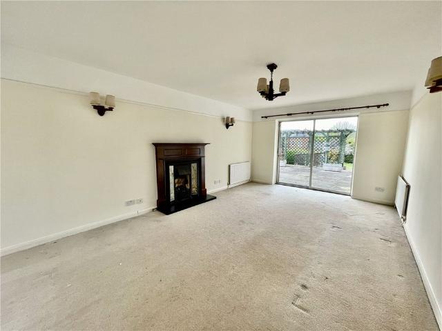 A five bedroom detached family home with a large garden sitting at the foot of Cumnor Hill within reach of Oxford City and Oxford and Abingdon schools