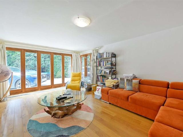 A five bedroom family home situated in one of the most prestigious roads in Henley on Thames