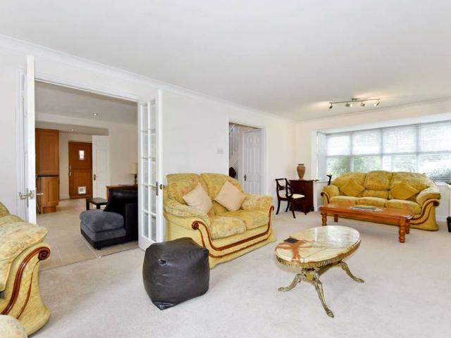 A four bedroom detached family house situated in a popular quiet cul de sac just 1.4miles from ACS school