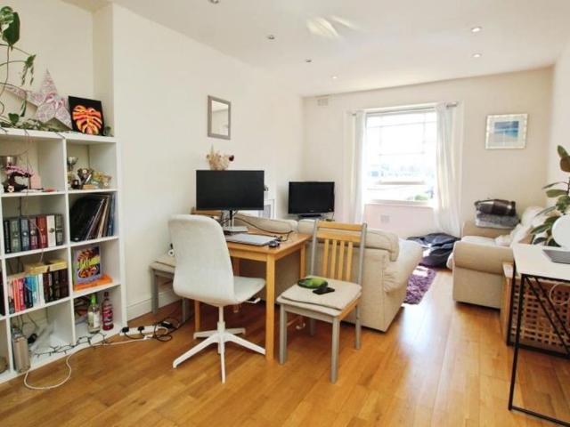 A good size two bedroom property within walking distance of Whiteladies Road, the Triangle and Clifton Village