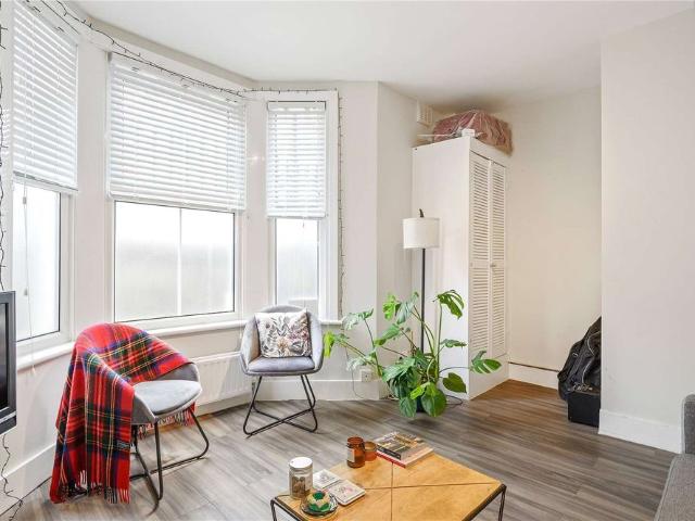 A good size one bedroom in a red brick mansion block with a private garden