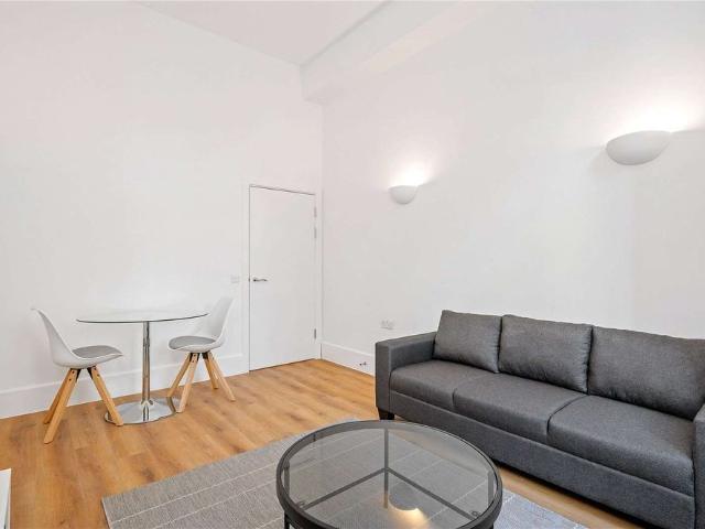 A good sized one bedroom apartment close to Angel Station