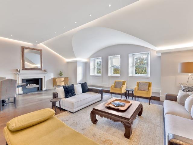 A Grand Duplex Apartment Overlooking Hyde Park