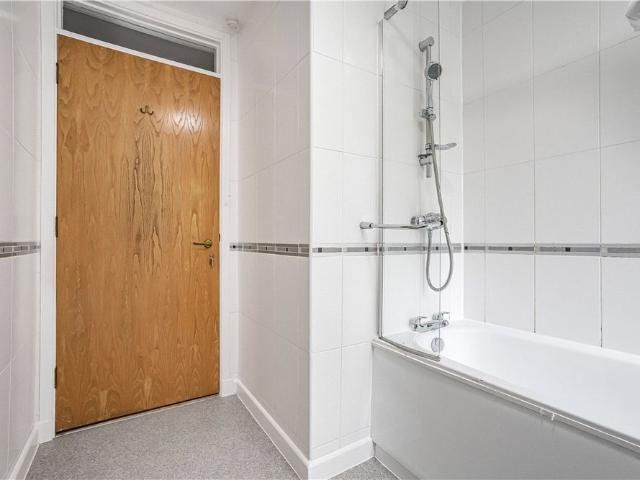 A ground floor one bed bedroom apartment close to the Summertown shops in North Oxford