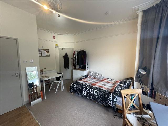 A ground floor studio apartment situated in Summertown. Suitable for a single occupant only