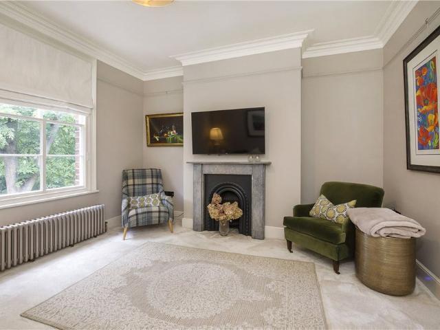 A handsome two/three bedroom Grade II Listed townhouse with delightful views across York's premier private square, ideally situated for York city centre, the railway station and the ringroad for travel further afield