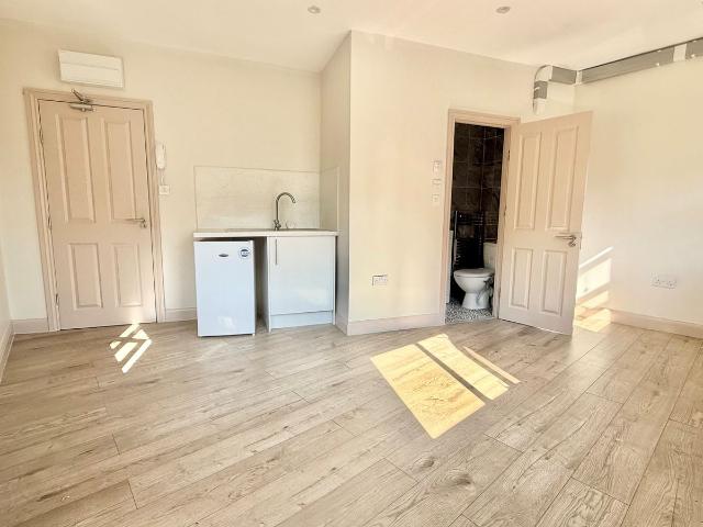 A Hitchin Street, Biggleswade SG18, Studio to rent, £700 pcm | PrimeLocation