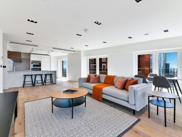 A luxurious two bedroom apartment to let in Keybridge Tower, Vauxhall, SW8