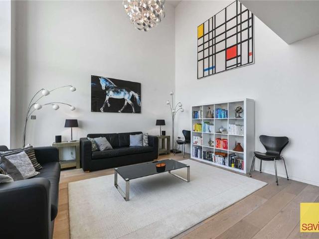 A luxurious split level eleventh floor apartment which offers in excess of 1,140sq ft of living accommodation. Residents will benefit from a range of first class facilities