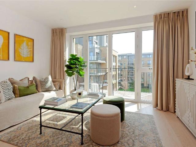A luxury 2 bed apartment situated beside the River Thames