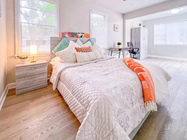 A Luxury & Comfortable House with Free Roku TV + WiFi + Office Space