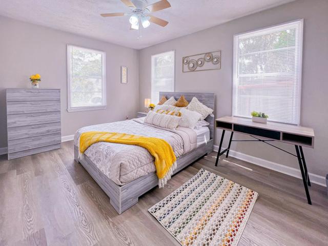 A Luxury & Comfortable House with Free Roku TV + WiFi + Office Space