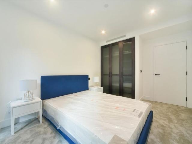 A luxury one bedroom apartment in Salisbury House within the latest phase of the Prince of Wales drive development, SW11