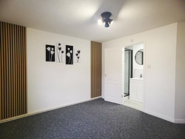 A large nice 2 beds 2 baths flat in great location