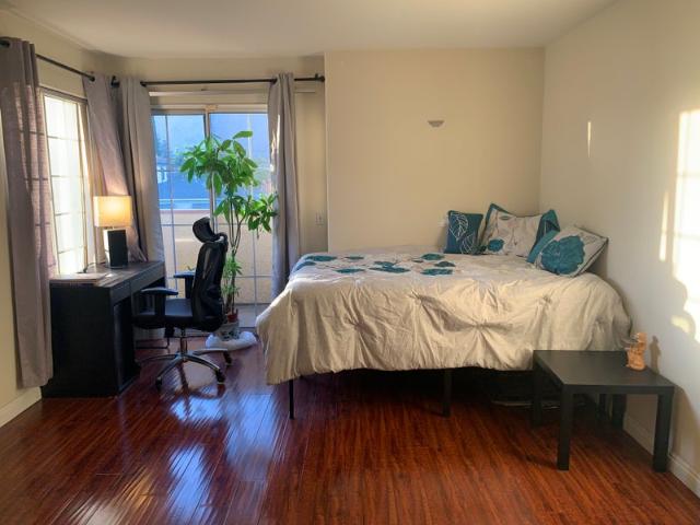 A LARGE BEAUTIFUL ROOM WITH PRIVATE FULL BATH