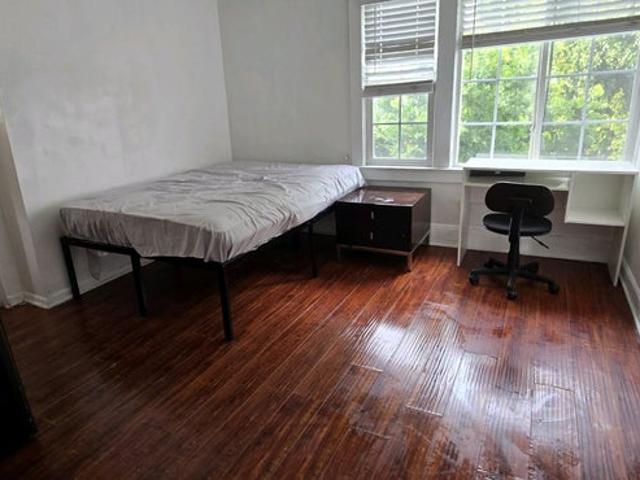 A large room with a private bath in Ktown 90019