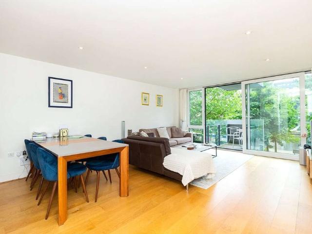 A large two bedroom, two bathroom, canal facing apartment in Islington