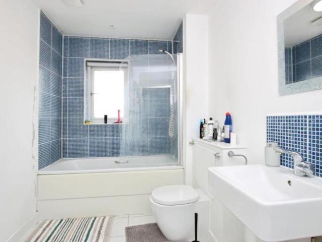 A large 6 bedroom student house offered to the market fully furnished only £550 per person per month!