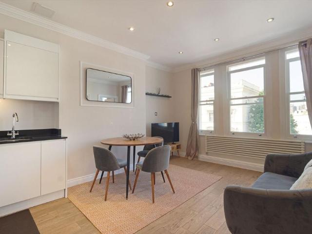 A lateral, bright two bedroom apartment to rent in Ladbroke Grove, W11