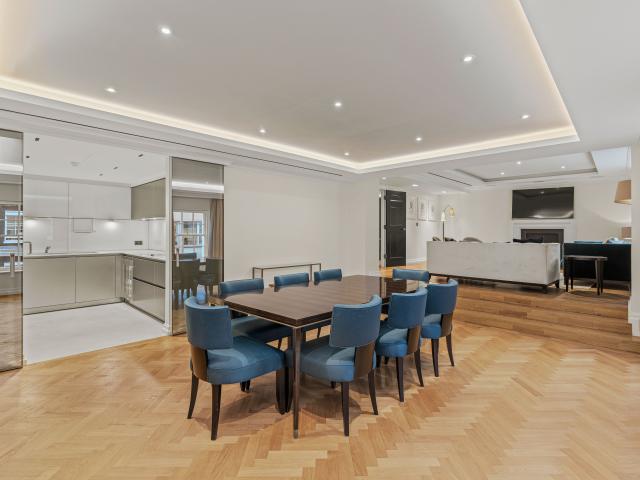 A Lateral Three Bedroom Apartment with Terraces on Queen Street