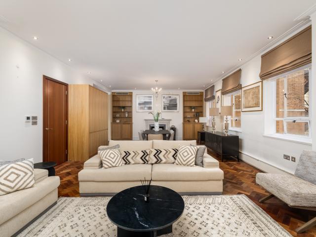 A Lateral Two Bedroom Apartment Overlooking Grosvenor Square