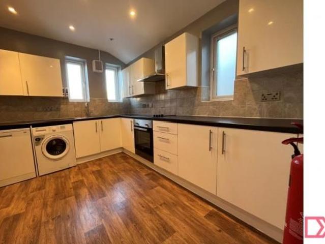 A Lea Bridge Road, London E10, 3 bed flat to rent, £2,300 pcm | PrimeLocation