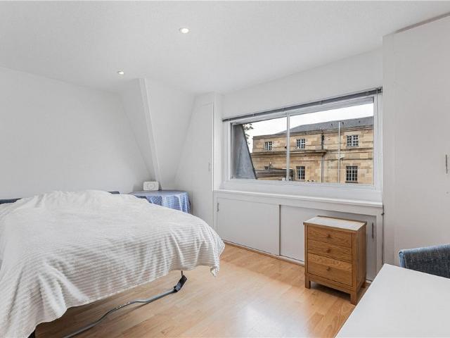 A light and well presented top floor furnished studio apartment situated in popular Jericho