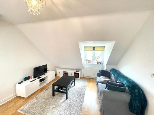 A light and bright top floor well presented apartment. Situated in a quiet location one mile from Headington High Street with local amenities