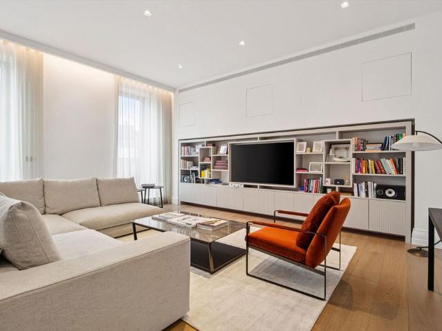 A light and modern 3 bedroom apartment to rent in Marylebone W1